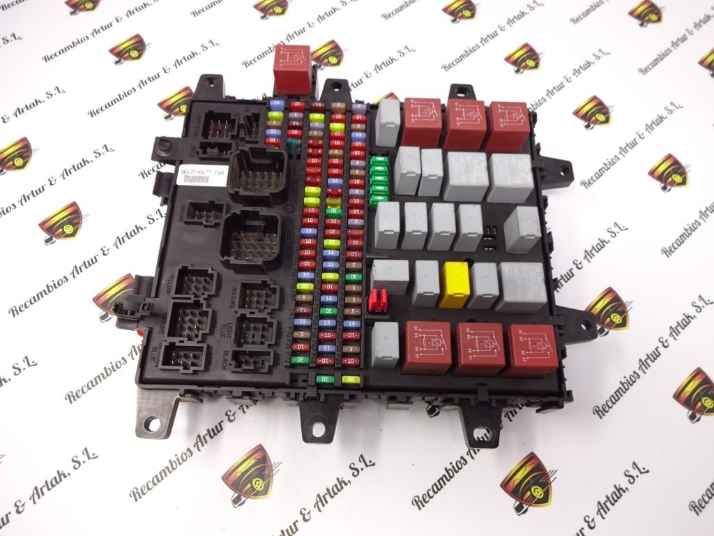 Caja de fusibles Renault 5010590677 F00 5010590677F00 518849104